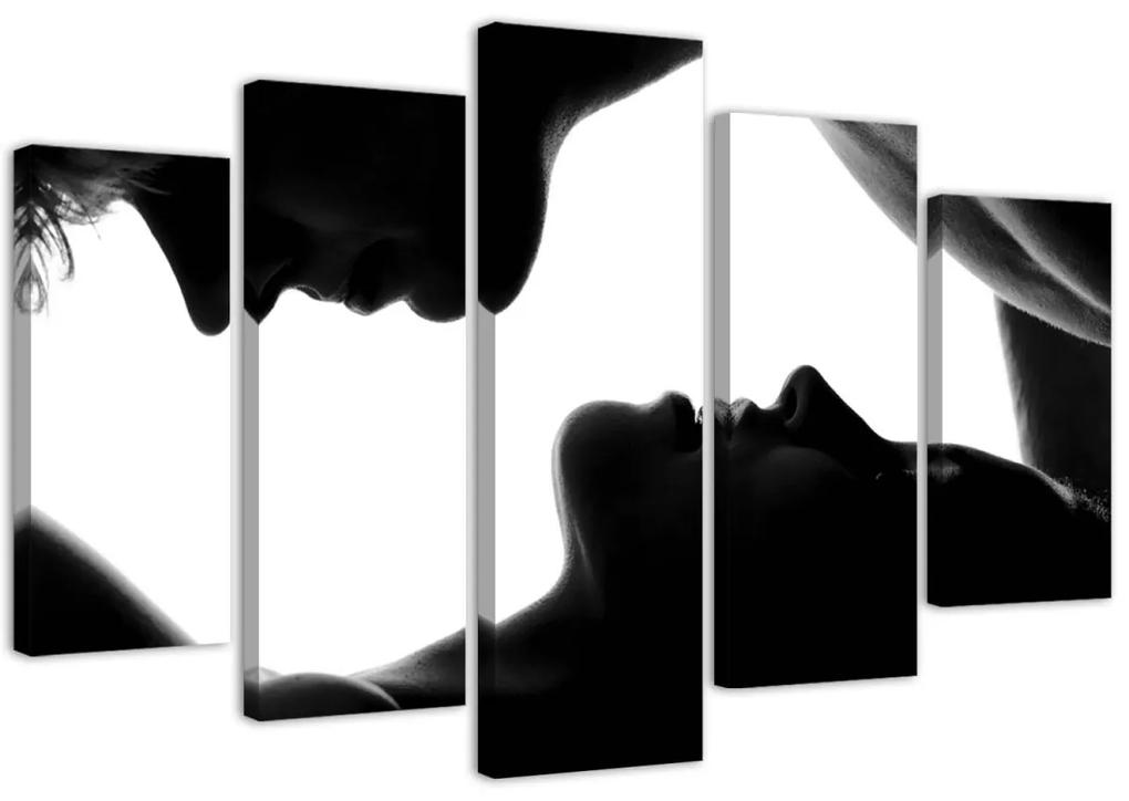 Obraz na plátně pětidílný Polibek pár černá bílá - 100x70 cm
