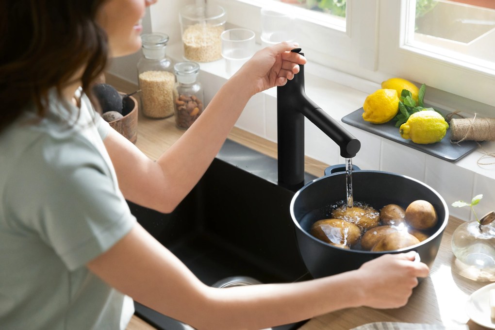 Hansgrohe Zesis M33, páková kuchyňská baterie 160, vytahovací sprška, 2jet, černá matná, HAN-74822670