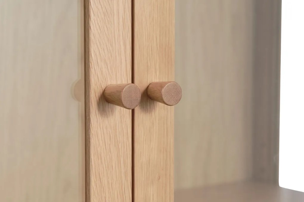 Designová vitrína Dallan 140 cm přírodní dub