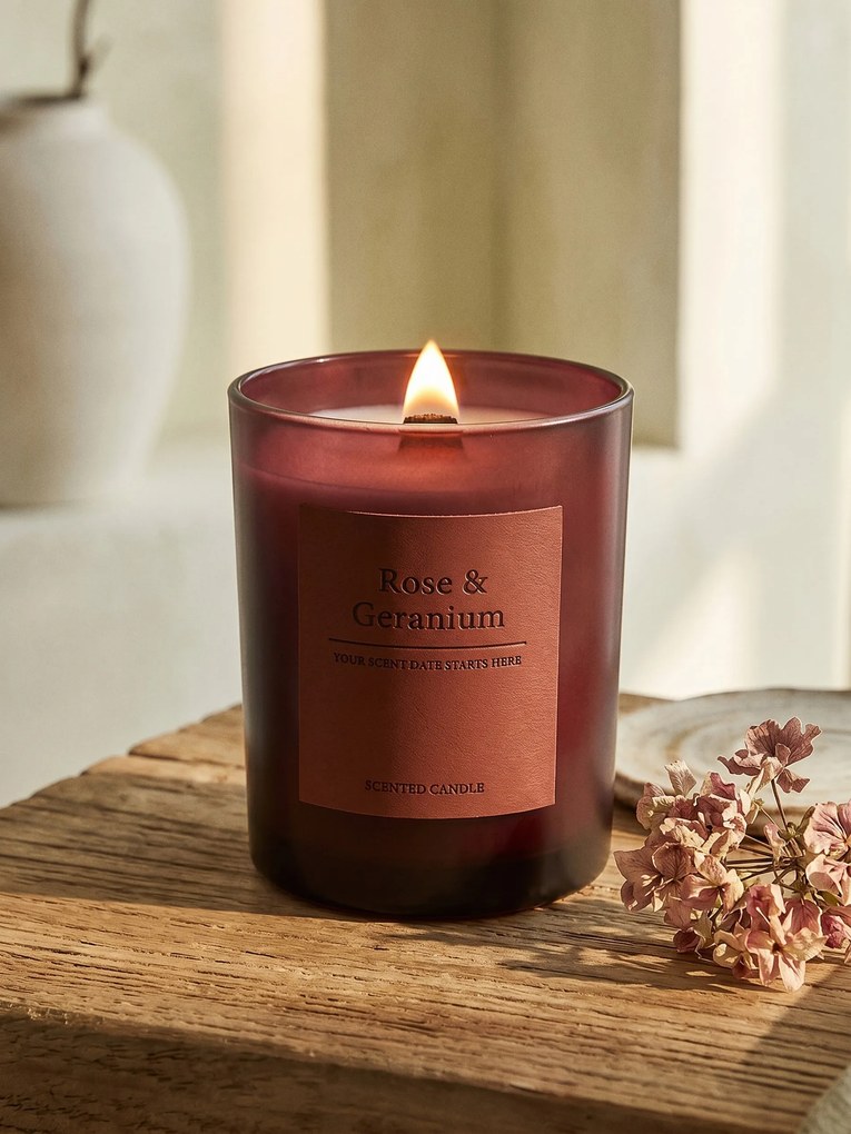 Sinsay - Vonná svíčka s přídavkem sójového vosku Rose and Geranium - světle fialová