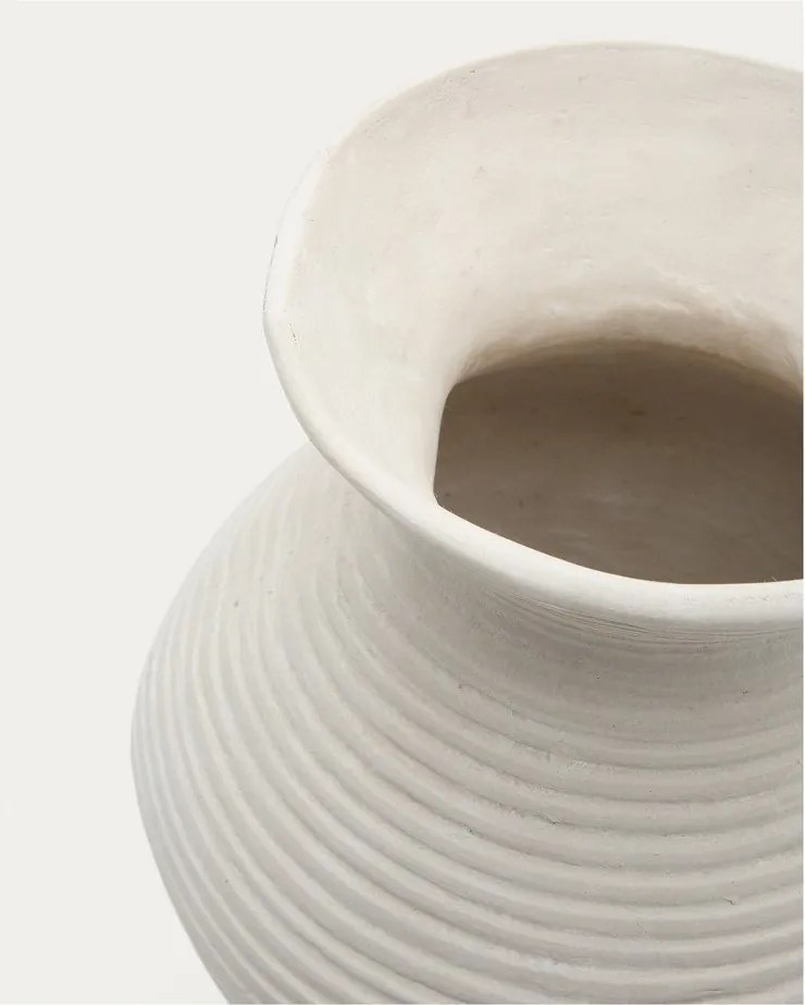 Krémová vysoká váza z papírmaše (výška 51 cm) Pria – Kave Home