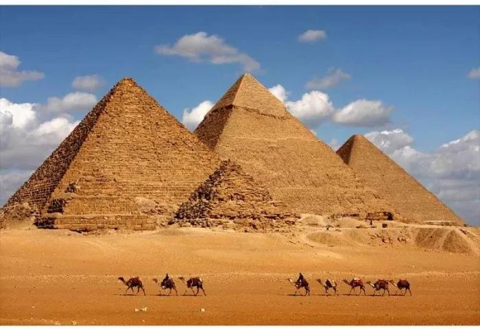 DIMEX | Vliesové fototapety na zeď Egyptská pyramida MS-5-0051 | 375 x 250 cm| modrá, bílá, béžová