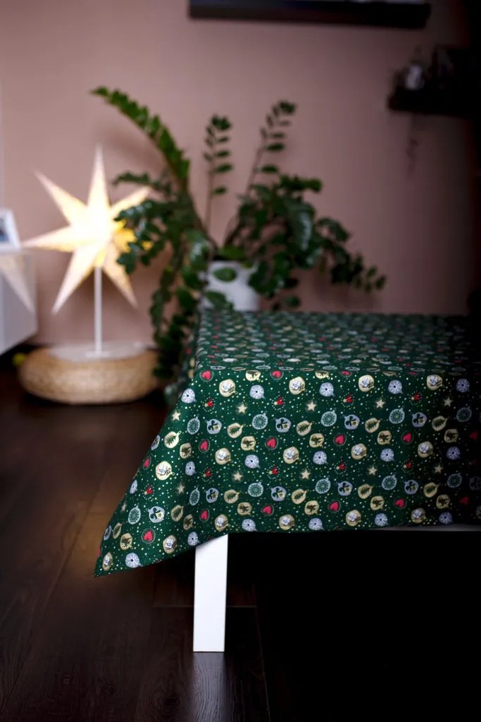 K-U ručně šitý ubrus vánoční baňky na zelené,  120 cm x 140 cm