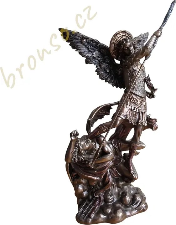Archanděl Michael vs. Lucifer – soška svatého Michaela, symbol vítězství dobra, Veronese WU73529A4
