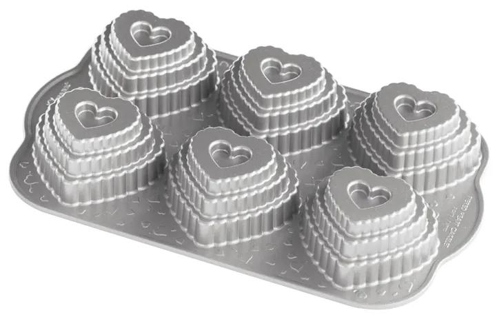 Nordic Ware Forma na 6 patrových srdíček Tiered Heart Bundt® stříbrná