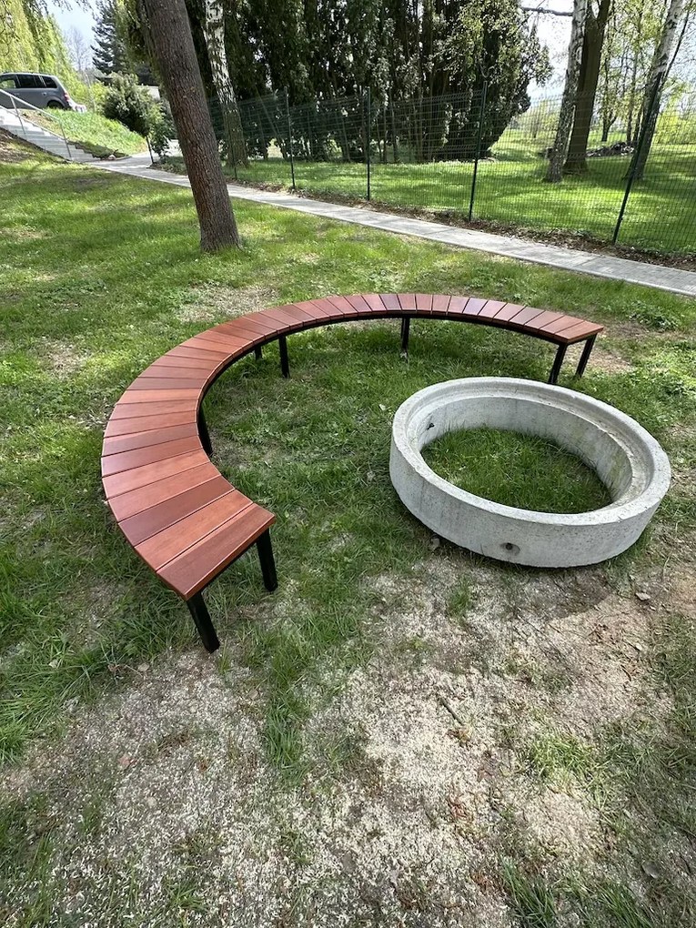 KULHÁNEK zahradní nábytek Půlkruhová lavice k ohništi Odstín nátěru: olej - bahenní dub, Odstín podnože: antracit - RAL 7016