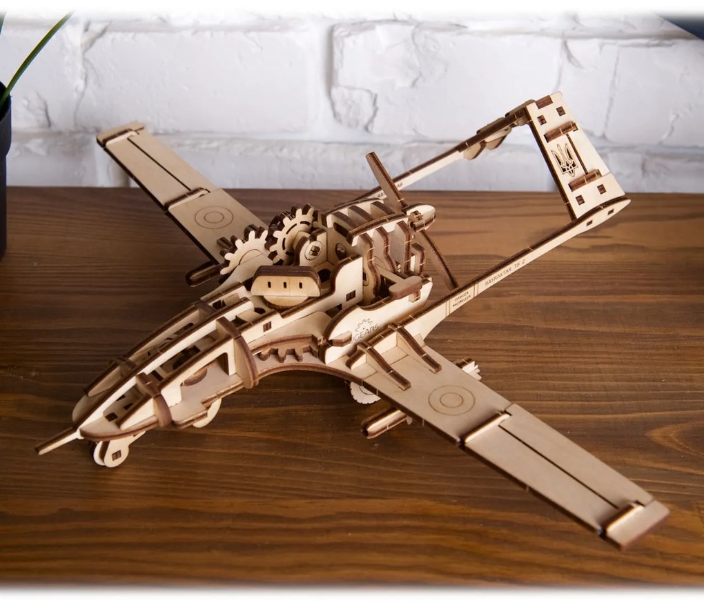 Ugears 3D dřevěné mechanické puzzle Bojový dron Bayraktar TB2