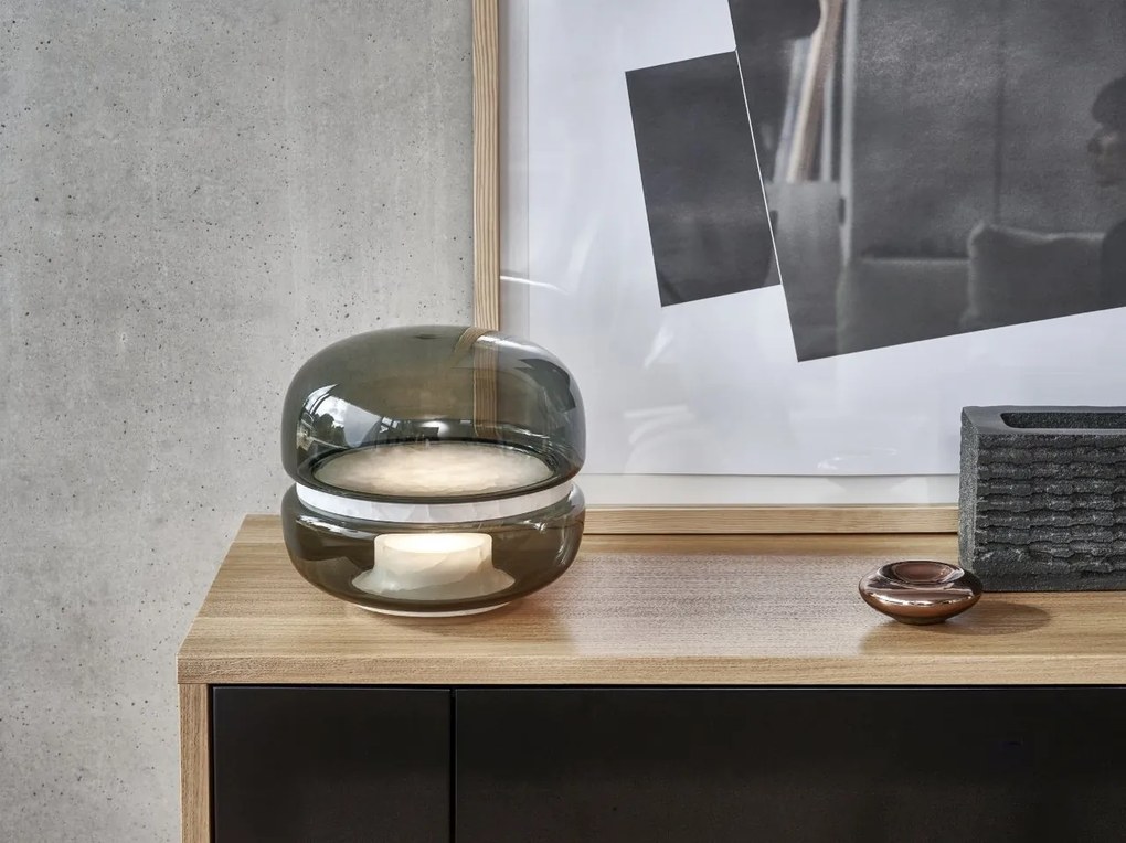 Designová stolní lampa Brokis Macaron S, PC1038 Barva skla: Šedá kouřová - transparentní sklo, Základna: Onyx bílý (CSFB1535), Disk: BROKISGLASS - kouřově šedá mat (CSOP1577)