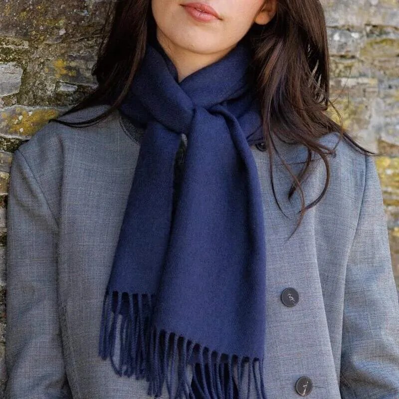 Šála z Merino vlny Solid Navy 180x30 cm John Hanly