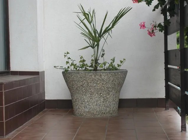 Venkovní betonový květník o průměru 59 cm