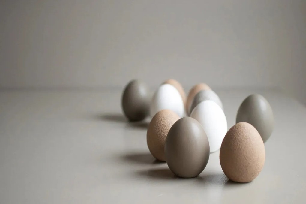 Velikonoční vajíčko Standing Egg White 8 cm  DBKD