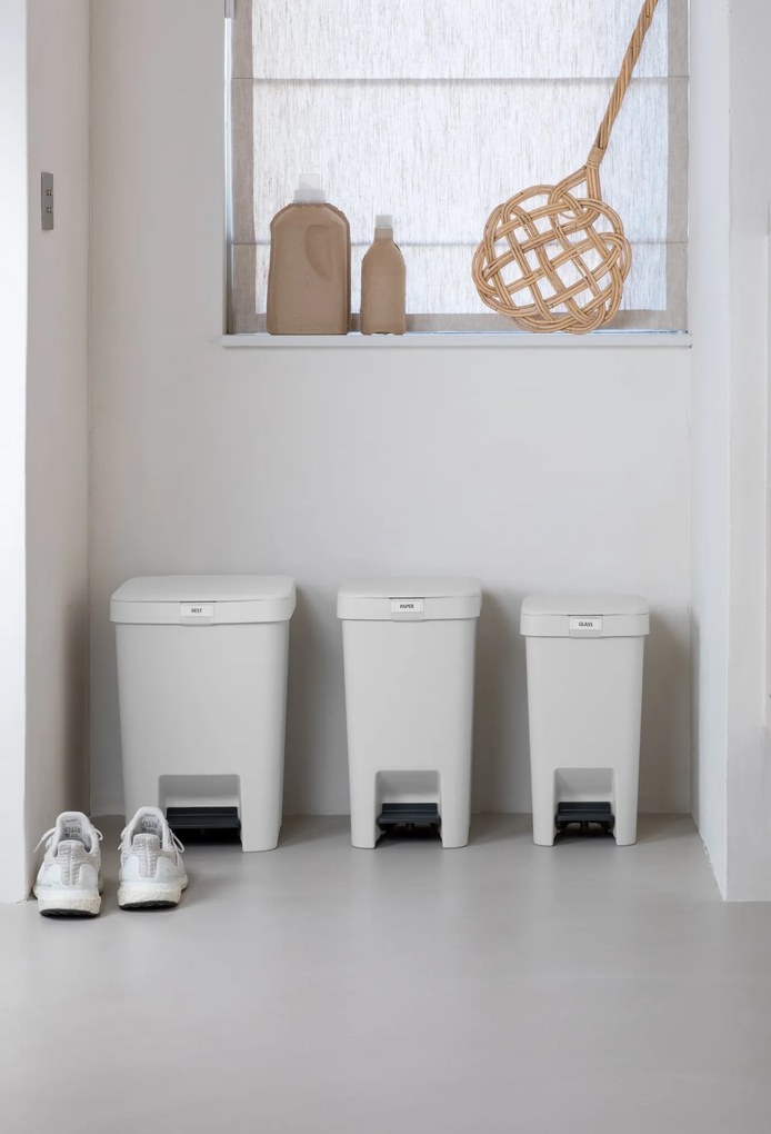 Brabantia Pedálový koš StepUp 16L světle šedý