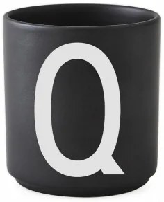 Hrnek s písmenem Q, černá Design Letters