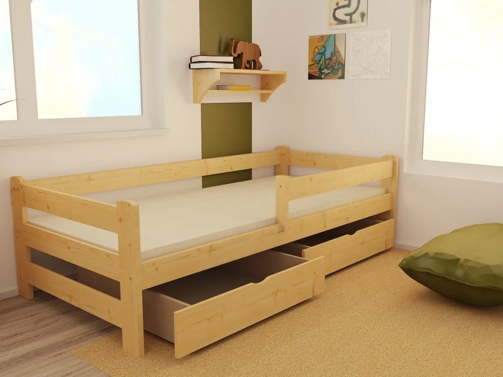 Dětská postel se zábranou WOODY vč. roštu Povrchová úprava: bezbarvý lak, Rozměry: 90 x 200 cm
