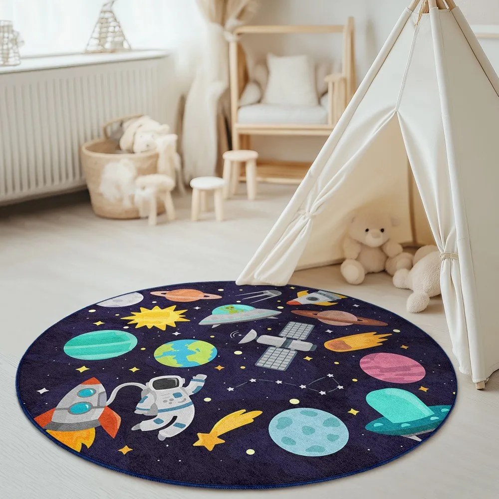 Tmavě modrý pratelný dětský hrací koberec ø120 cm Into The Space – Mila Home