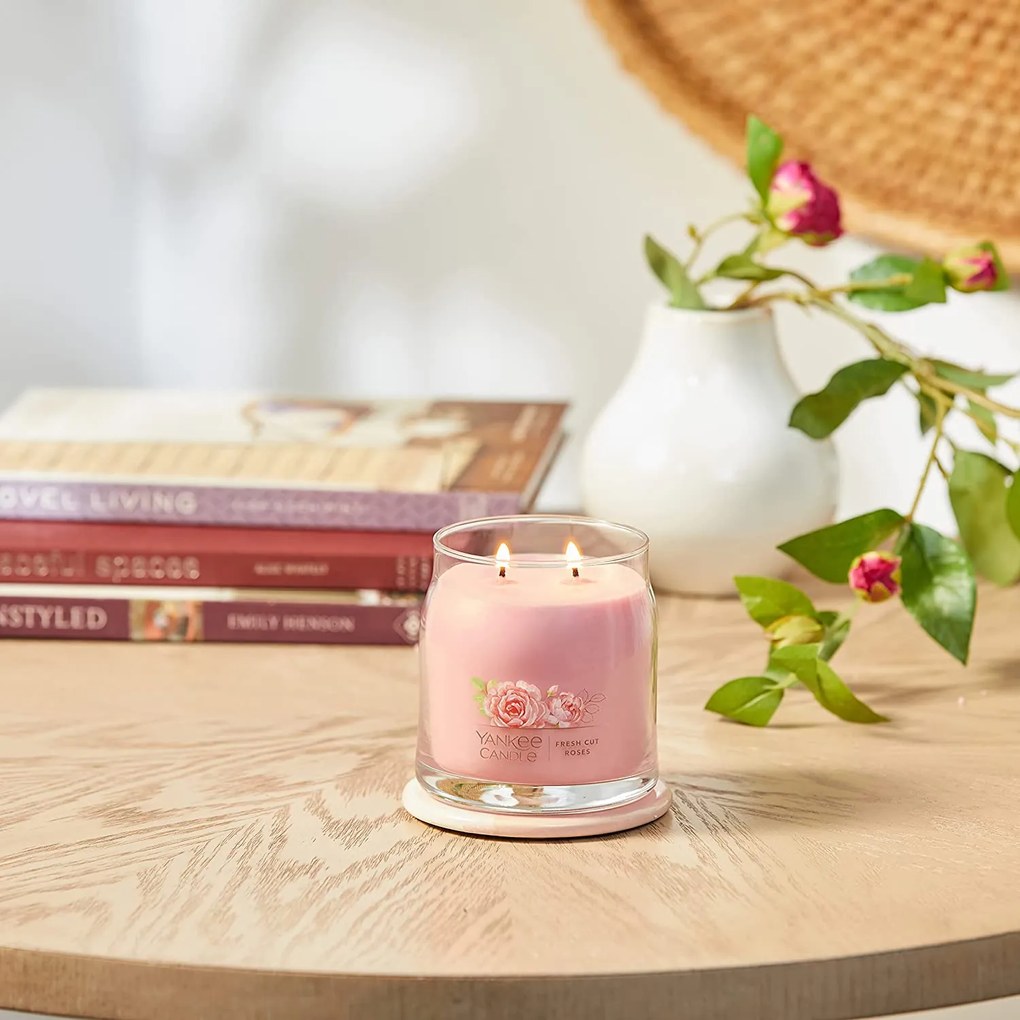 Yankee Candle vonná svíčka Signature ve skle střední Fresh Cut Roses 368g