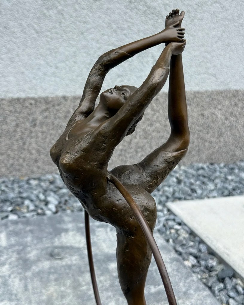 Bronzová socha - Gymnastky s obručí v pohybu