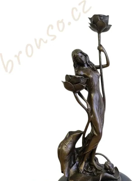 Secesní bronzový svícen – žena s lekníny