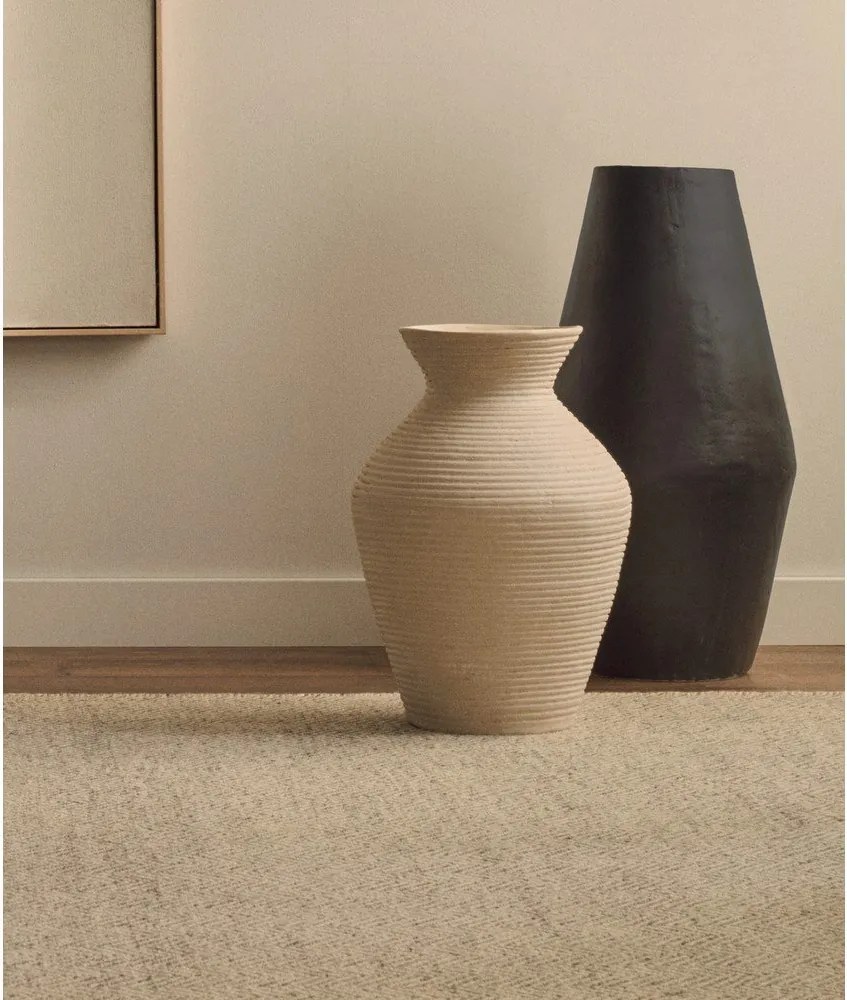 Krémová vysoká váza z papírmaše (výška 51 cm) Pria – Kave Home