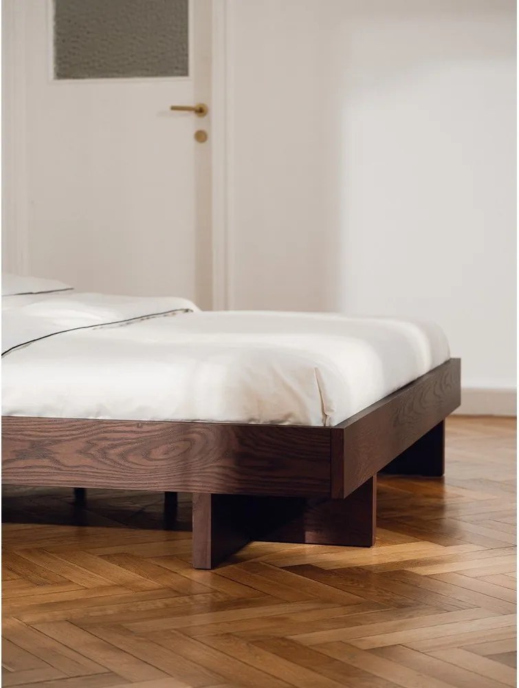Hnědá dvoulůžková postel z MDF v dekoru jasanu bez čela s roštem 200x200 cm Kito – noo.ma