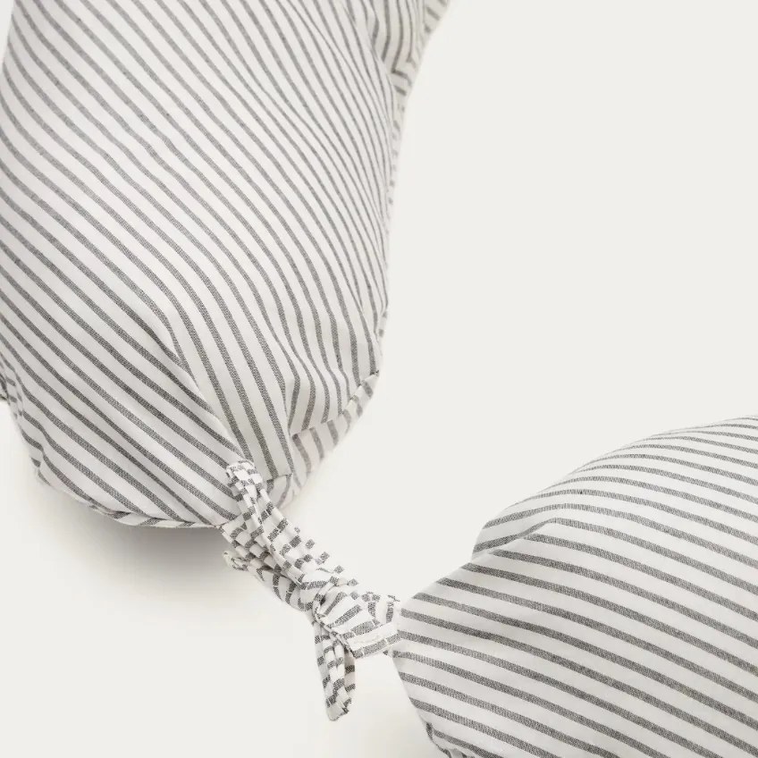 OnaDnes -20% Béžovo-šedý bavlněný kojicí polštář Kave Home Yamile 135 cm