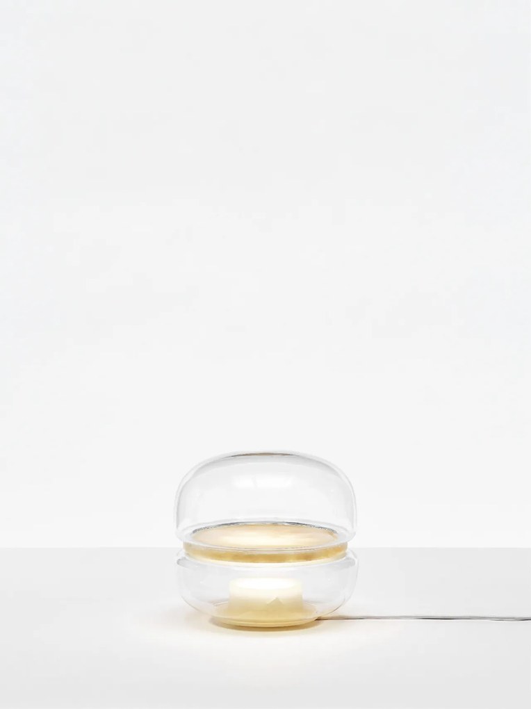 Designová stolní lampa Brokis Macaron S, PC1038 Barva skla: Amber - transparentní sklo, Základna: Dub evropský - bíle mořený (CSFB1575), Disk: BROKISGLASS - triplex opál mat (CSOP1578)