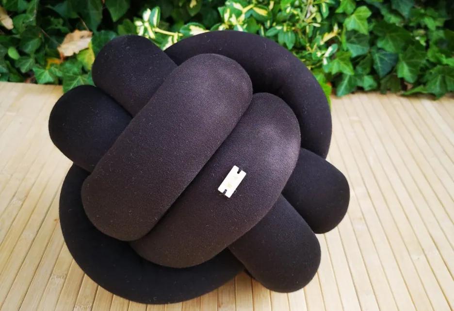 Woodnwool Polštářek uzel Miniball, 23x23 cm Barva: černá