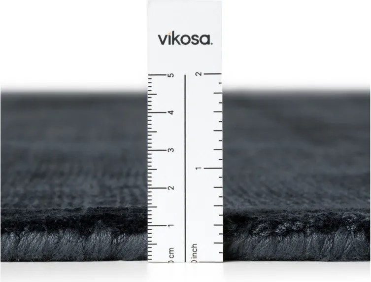 Černý ručně tkaný koberec z viskózy 200x300 cm Noemi – Vikosa