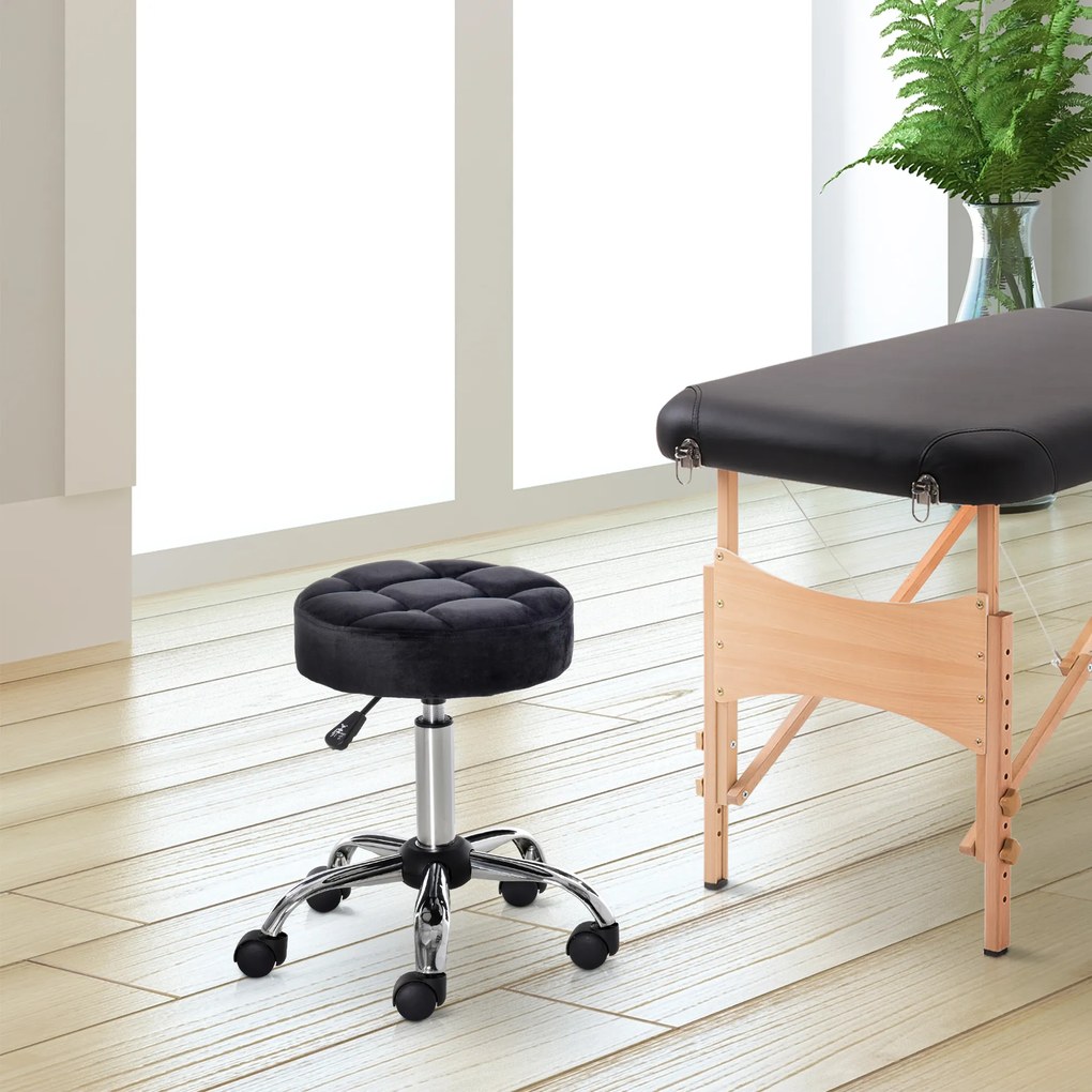 Salonní židle HOMCOM s kolečky výškově nastavitelná otočná stolička na kolečkách sametová pěna na dotek chromová základna černá 35 x 35 x 49-61 cm pr…