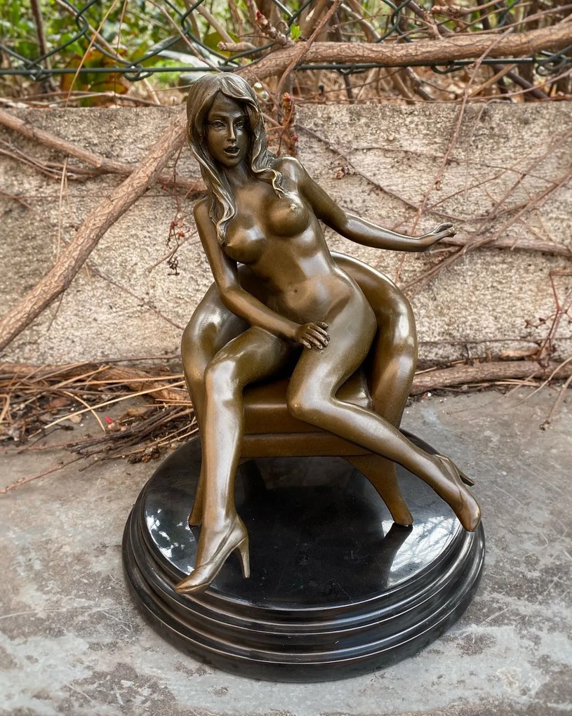 Erotická bronzová socha soška - Nahá sexy žena na křesle 2