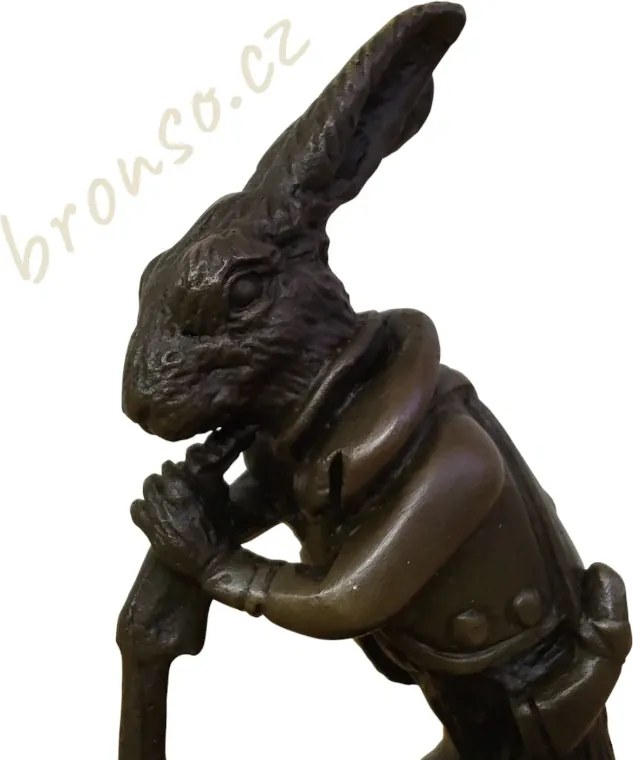 Lovecký zajíc – bronzová soška na mramorovém podstavci