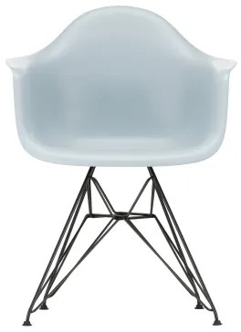 Eames Plastic Armchair DAR černě lakovaná ledově šedá bílé na koberec Vitra