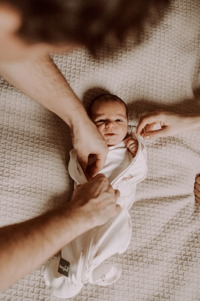 Sleepee Bavlněná zavinovačka od 3 kg  BOHO, PÍSKOVÁ + čepička ZDARMA