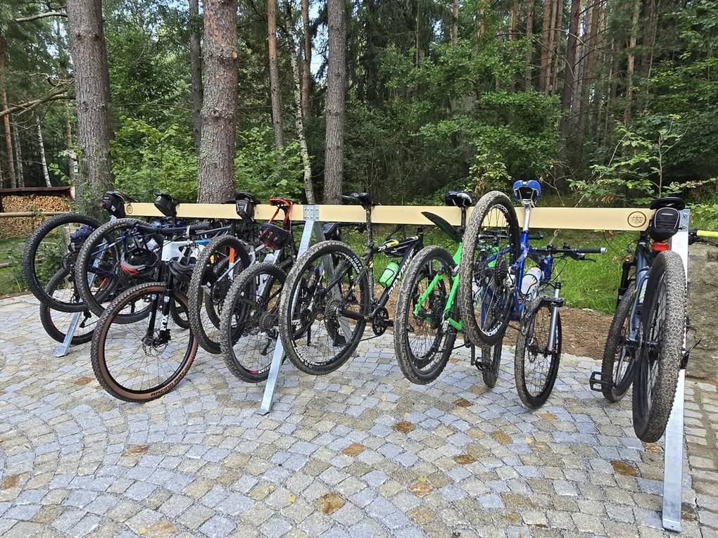 Stojan na kola za sedlo KS-910 s dřevěným nosníkem – česká výroba Délka stojanu: 6 m, Povrchová úprava nohou: žárový zinek, Druh dřeva: dubové dřevo