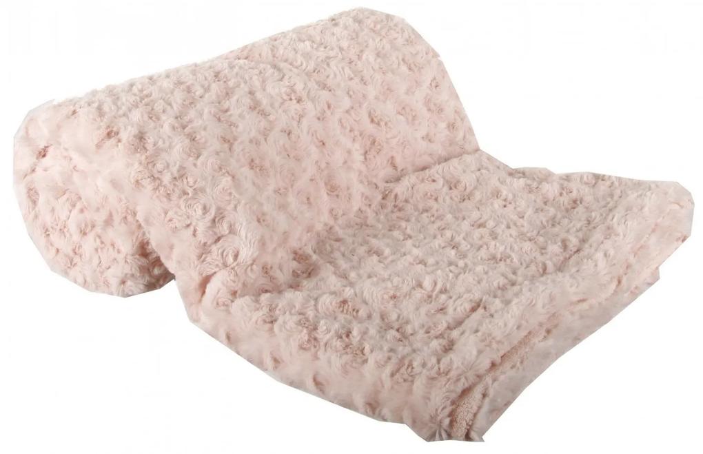 Růžový heboučký přehoz na postel, který v zimě příjemně zahřeje