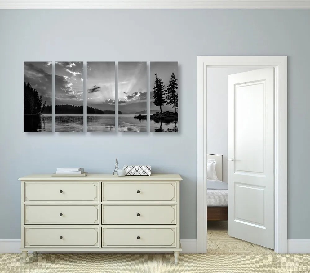 5-dílný obraz odraz horského jezera v černobílém provedení - 100x50 cm