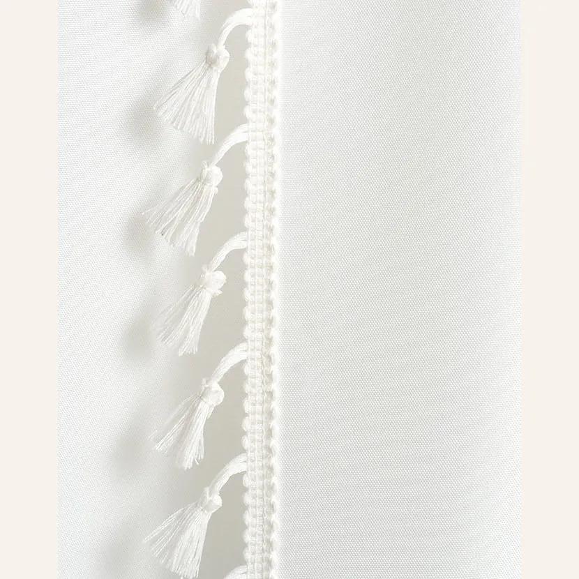 Bílý závěs LARA na stříbrná kolečka se střapci 140 x 260 cm