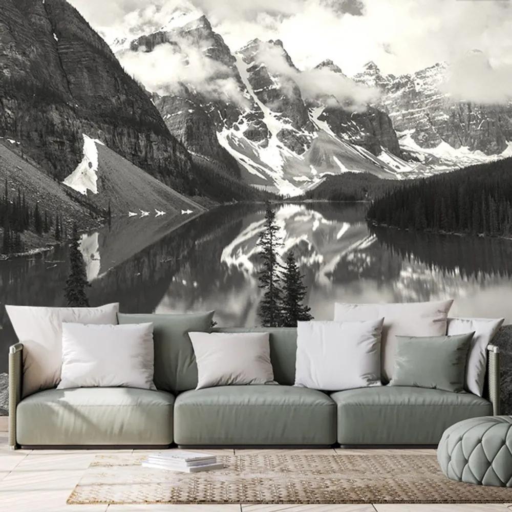 Samolepící fototapeta nádherná černobílá horská krajina - 150x100 cm