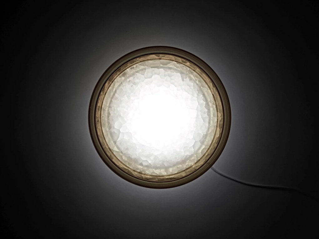 Designová stolní lampa Brokis Macaron M, PC1039 Barva skla: Amber - transparentní sklo, Základna: Dub evropský - bíle mořený (CSFB1575), Disk: Onyx medový (CSOP1533)