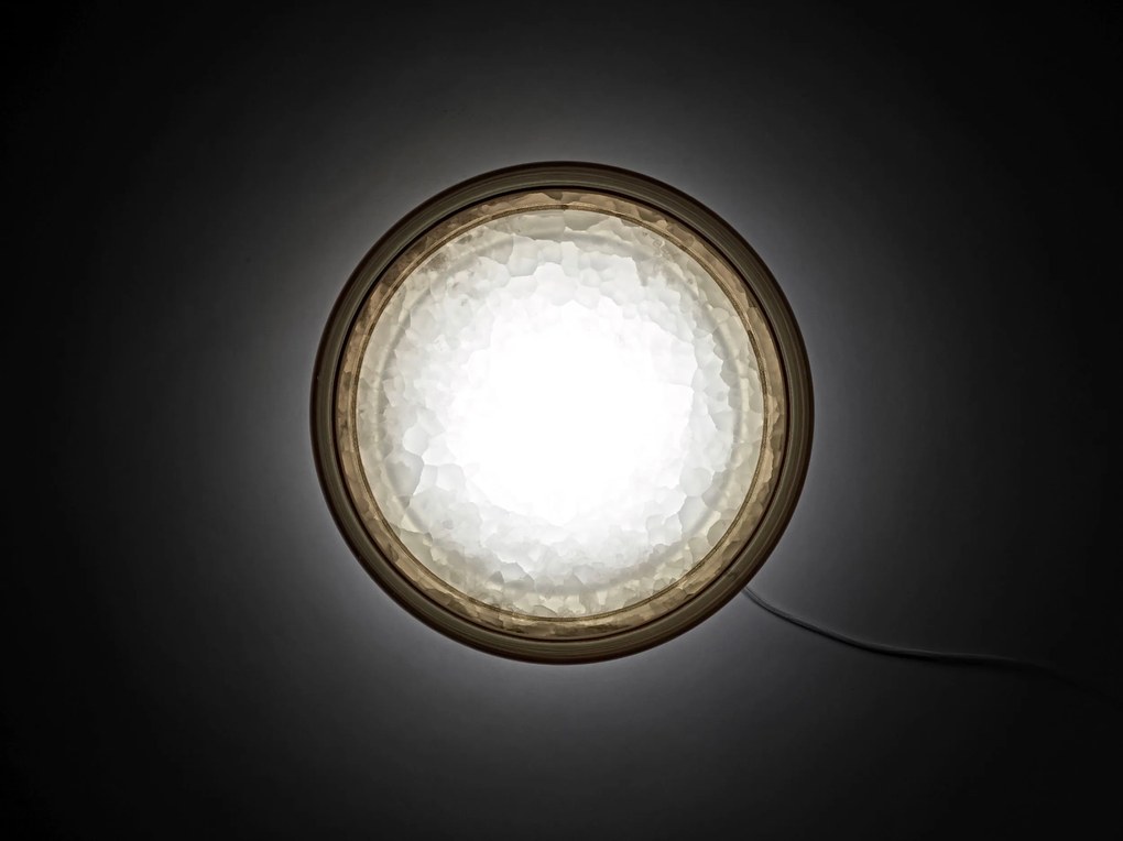 Designová stolní lampa Brokis Macaron M, PC1039 Barva skla: Amber - transparentní sklo, Základna: Dub evropský - černě mořený (CSFB1574), Disk: BROKISGLASS - kouřově šedá mat (CSOP1577)