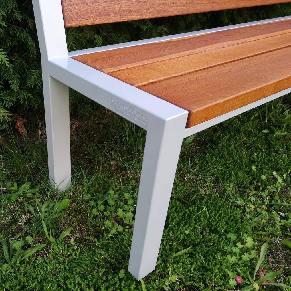 KULHÁNEK Zahradní lavice s kovovou hranou a nohami Délka: 160 cm, Odstín nátěru: olej - ořech, Odstín podnože: černá - RAL 9005