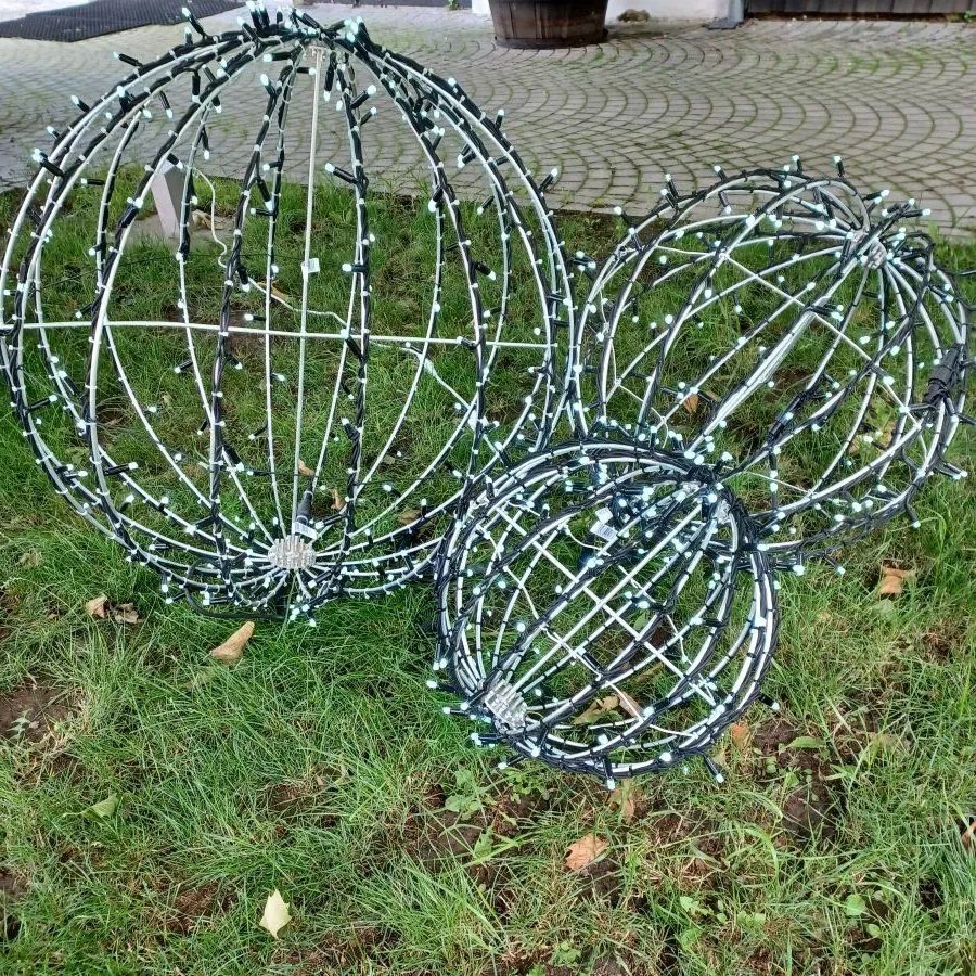 3D LED světelná koule, pr. 80 cm, ledově bílá, černý kabel