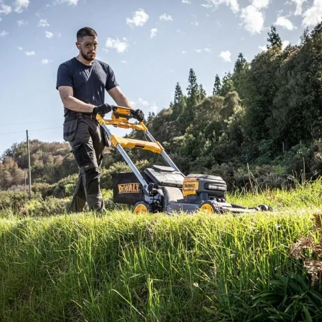 DeWALT DCMWSP660N aku sekačka s pojezdem 53cm Flexvolt 54V bez aku