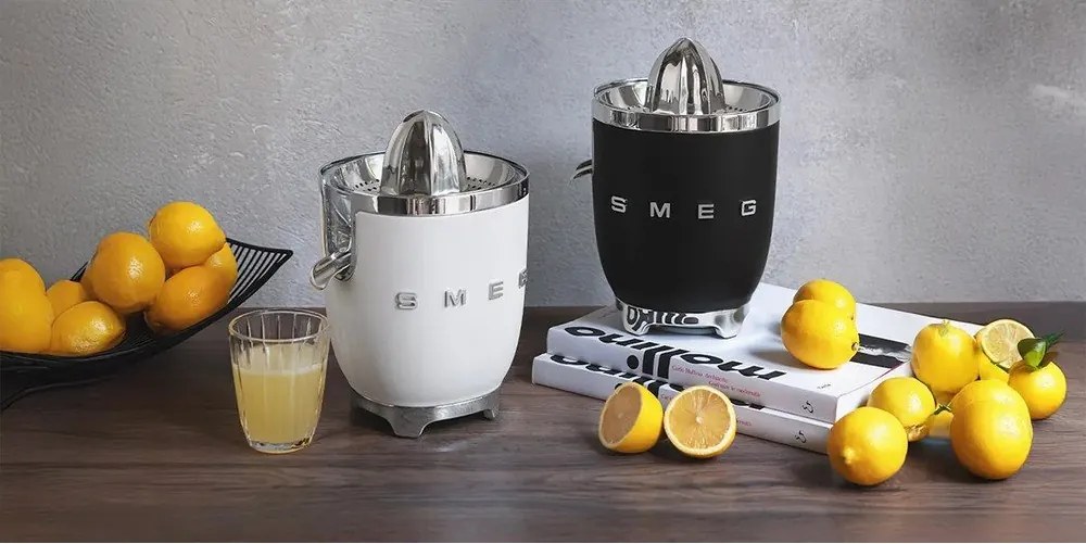 Bílý odšťavňovač 50's Retro Style – SMEG