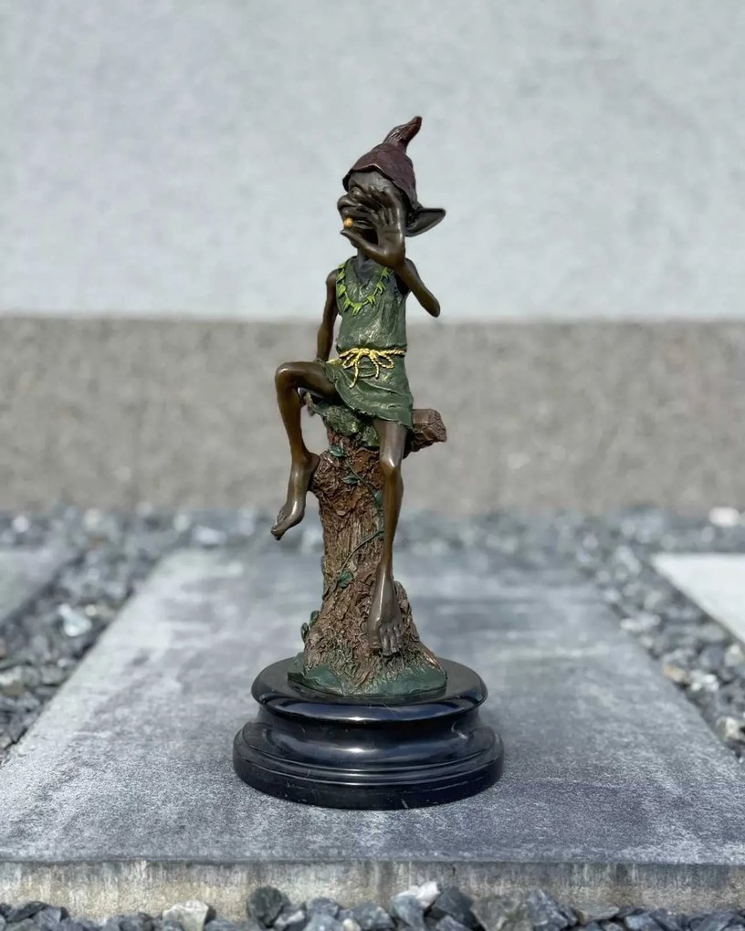 Bronzová socha - Skřítek sedící na větvi pohádková figurka