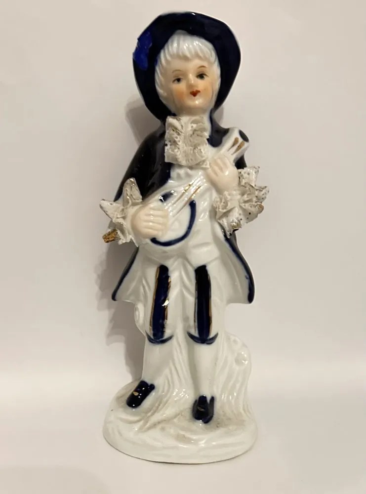 Porcelánová  soška Chlapec s kytarou
