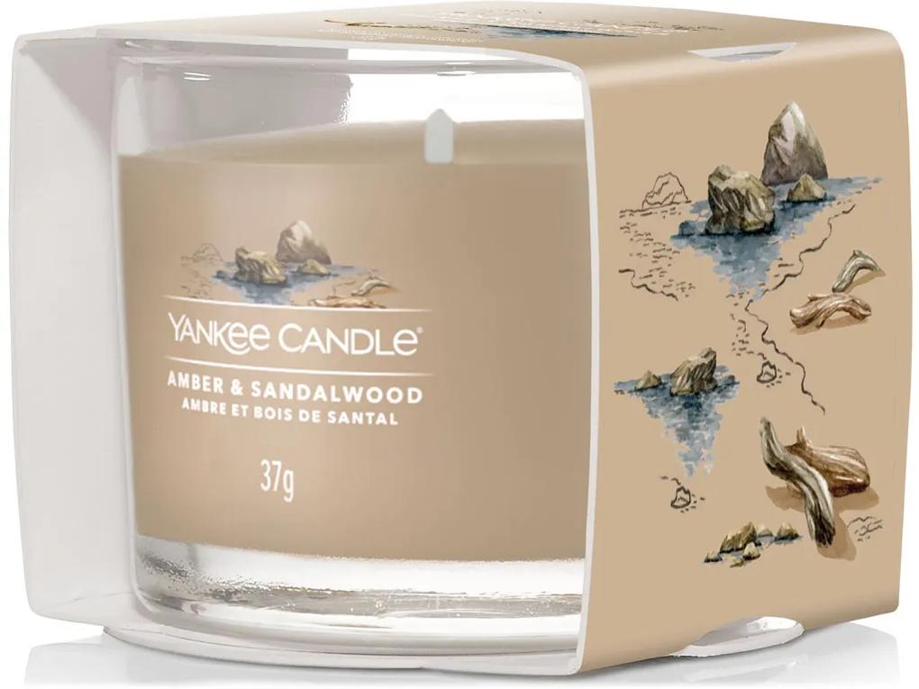 Yankee Candle –  votivní svíčka ve skle Amber & Sandalwood (Ambra a santalové dřevo), 37 g
