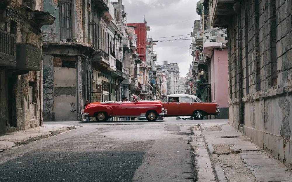 Vícedílný obraz Auta V Retro Stylu Na Kubě Nedostatek Nedostatek Přírodní plátno 240x150
