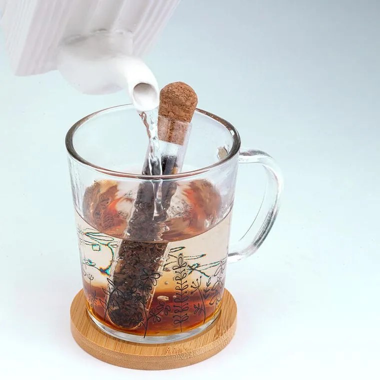 Skleněný hrnek s podtáckem a infuzérem LOUKA 420 ml