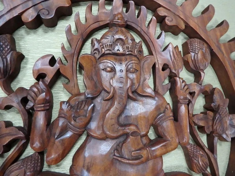 Závěsná dekorace Mandala GANESHA hnědá, exotické dřevo, ruční práce, 40 cm